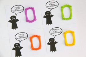 Trick or Treat: Plastic Fangs Treat and FREE Printable! - Smashed Peas ...